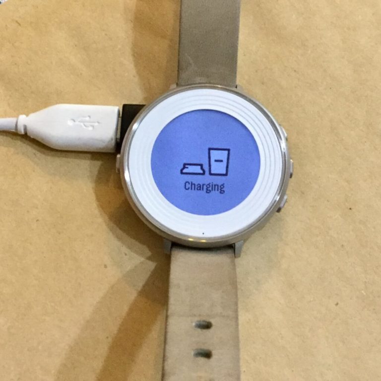 Pebble Time Roundの充電アダプタが超便利 | Mandarin Note